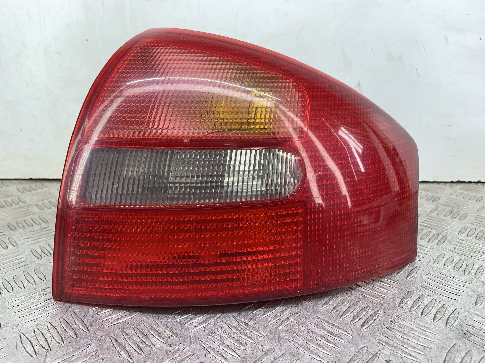 Фонарь задний правый Audi A6 C5 1999 4B5945096