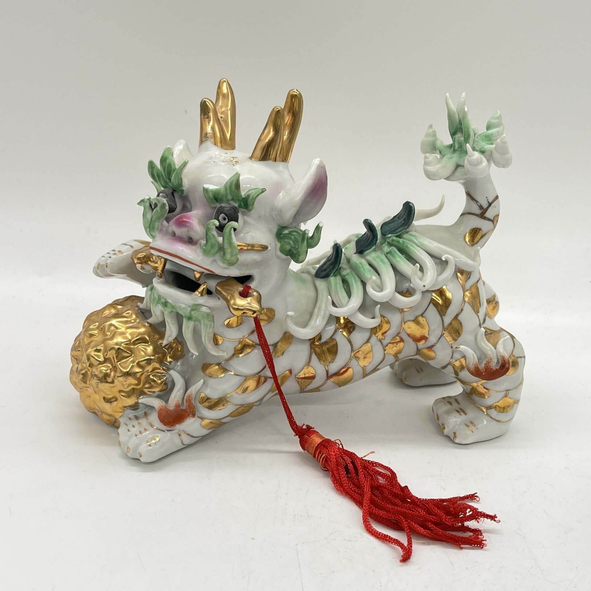 Статуэтка "Собака Фу", фарфор, роспись, золочение, Китай, 1990-2010 гг.