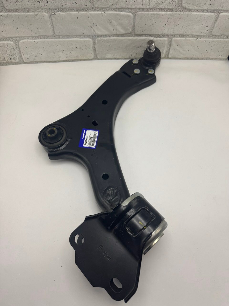 31317664 Оригинальный рычаг передней подвески правый Volvo ХС70