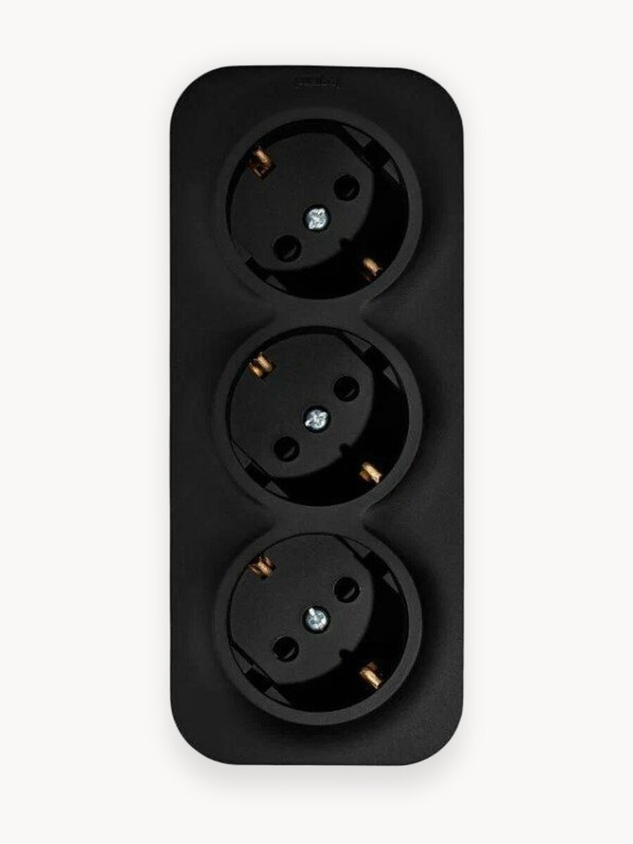 Розетка 3-м ОП Quteo 16А IP20 250В 3х2P+E с заземл. защ. шторки черн. матов. Leg 782473