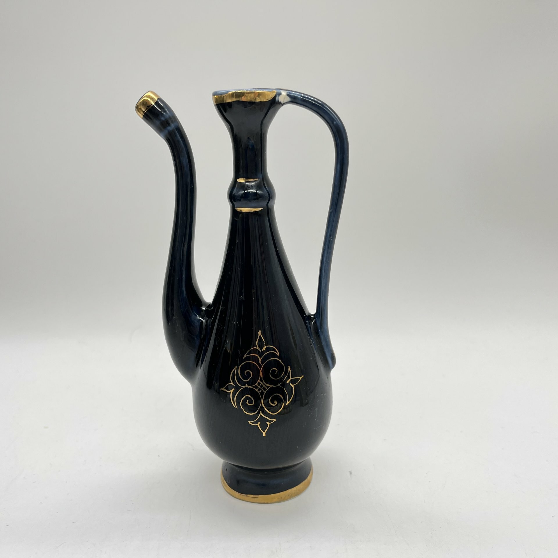 Кувшин миниатюрный кобальтовый с орнаментальным декором, фарфор, кобальт