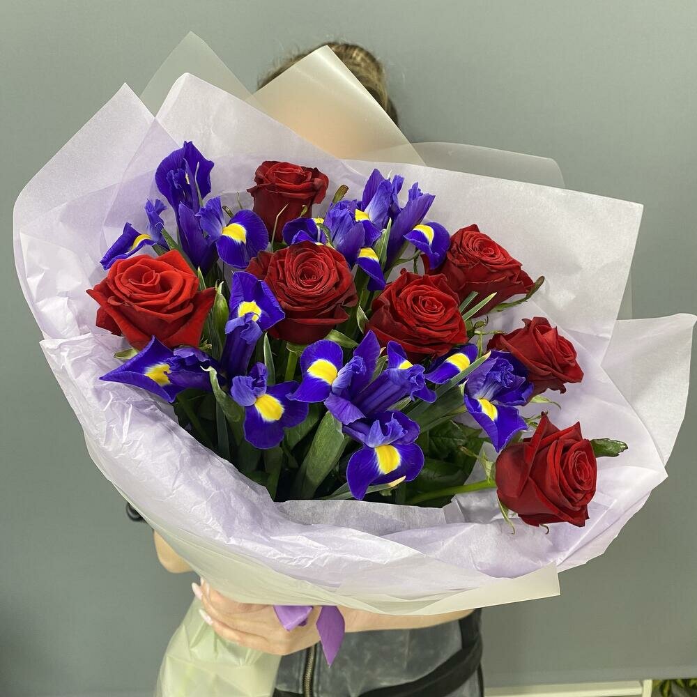 Букет красные розы и ирисы