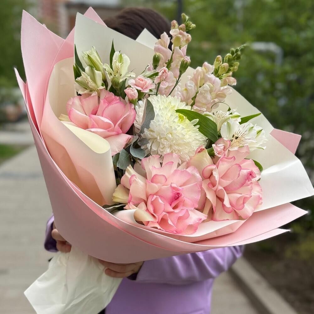 Букет из французских роз, альстромерий и хризантемы