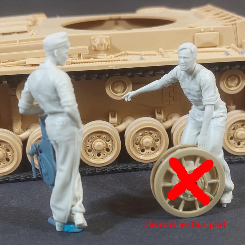 Фигурка механика танка ZKBOZK 1/35 в работе (резина)