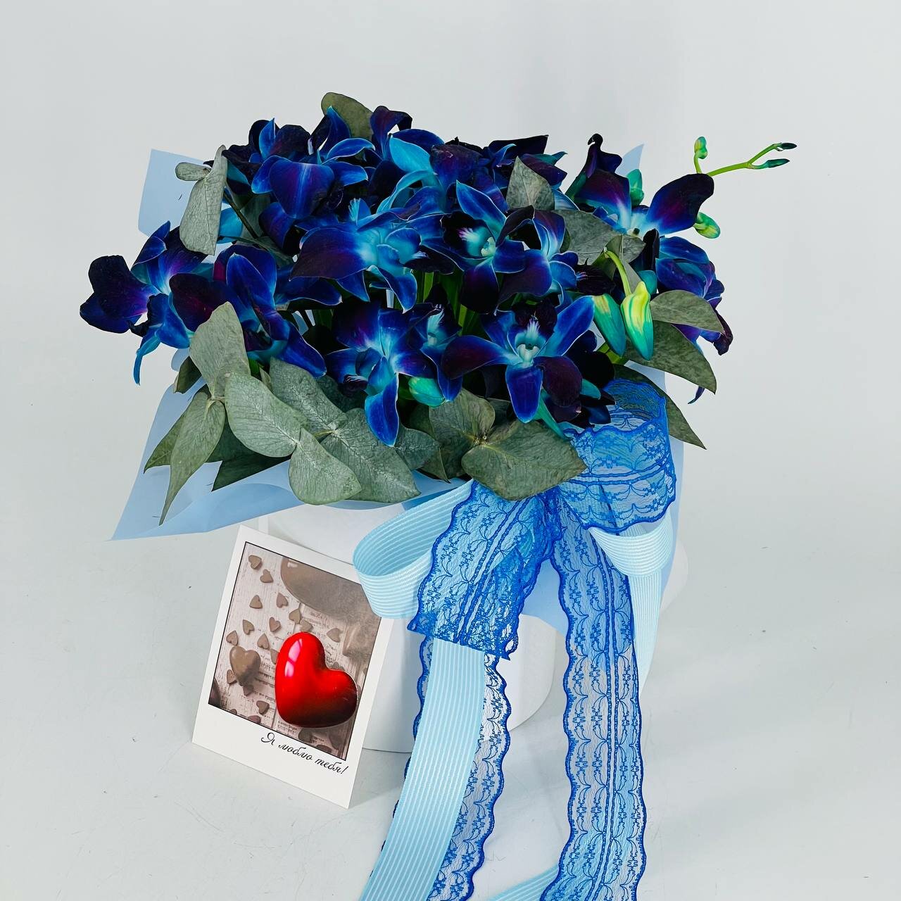 Букет синих орхидей Дендробиум в шляпной коробке. Цветы орхидеи