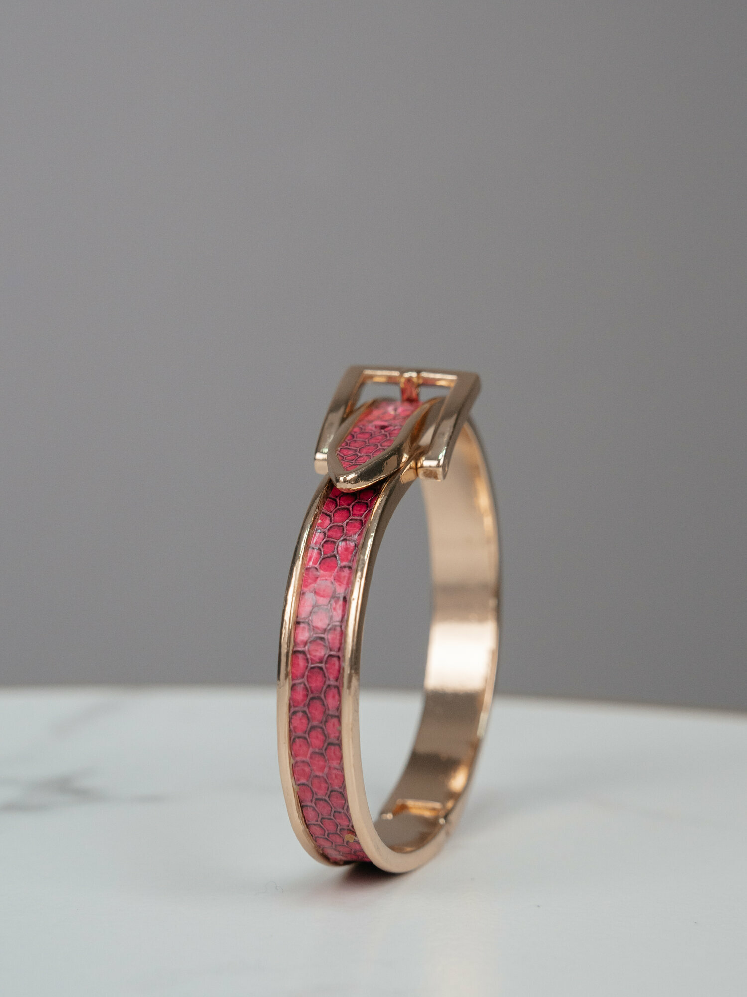 Жесткий браслет, кожа