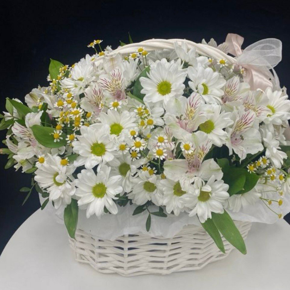 Корзина с цветами. Букет из хризантем, альстромерий и полевых ромашек танацетум