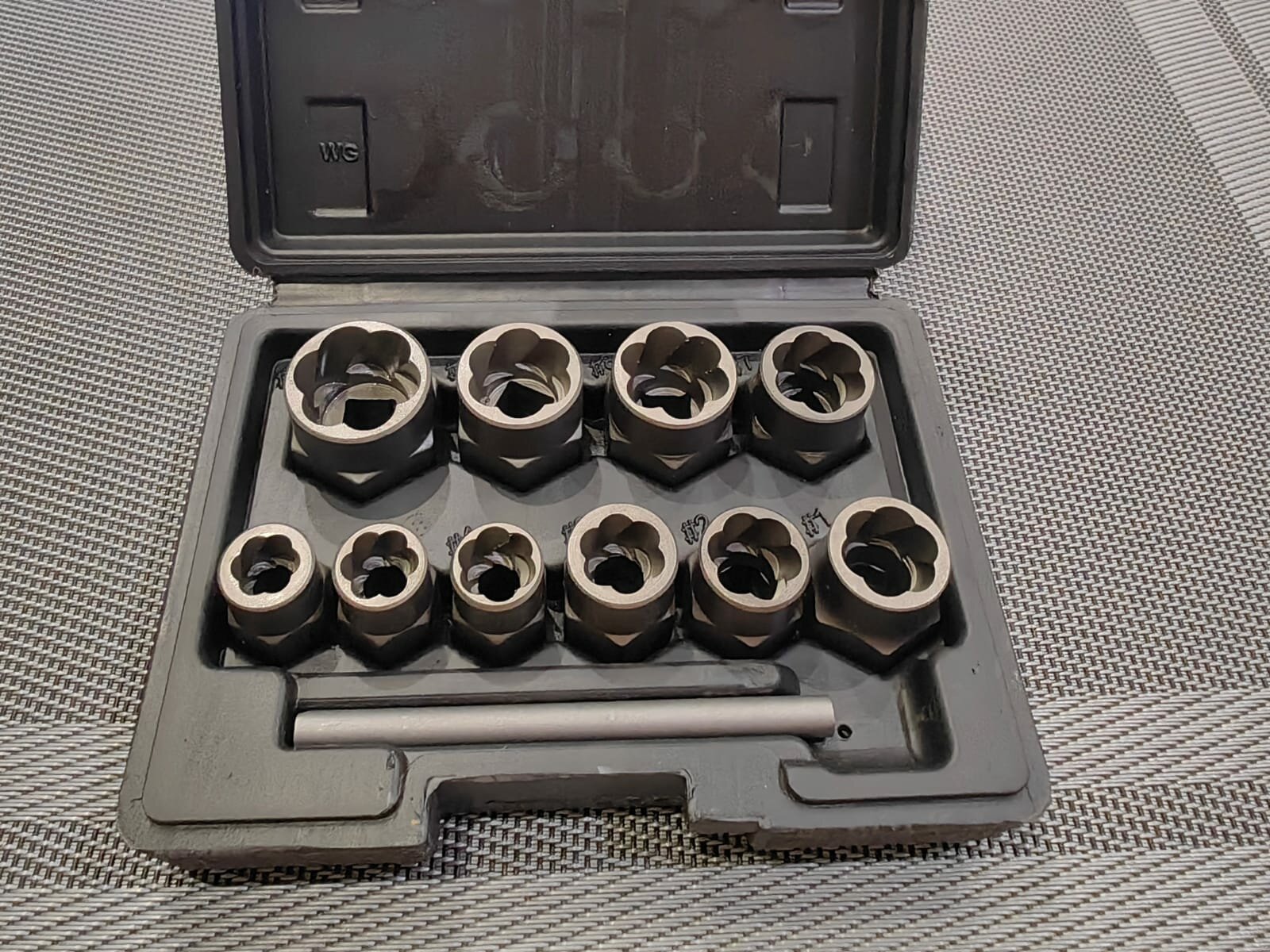 Набор головок для поврежденных болтов и гаек, в кейсе (11 предметов)