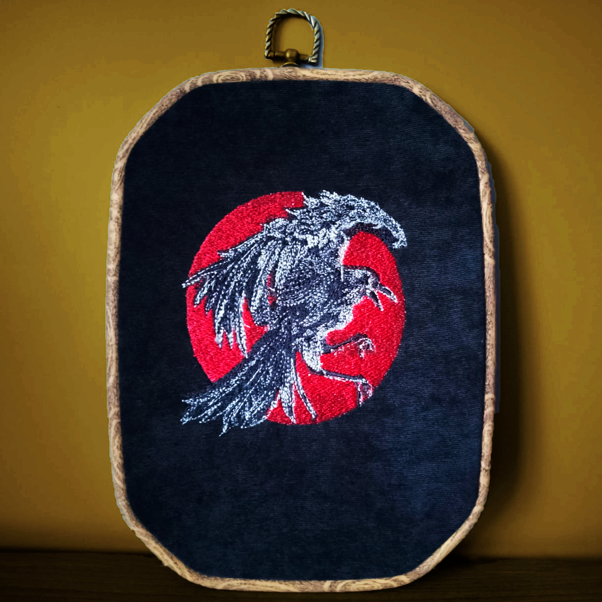 Картина настенная в рамке с вышивкой "Ворон и Луна" 19.5*26 см