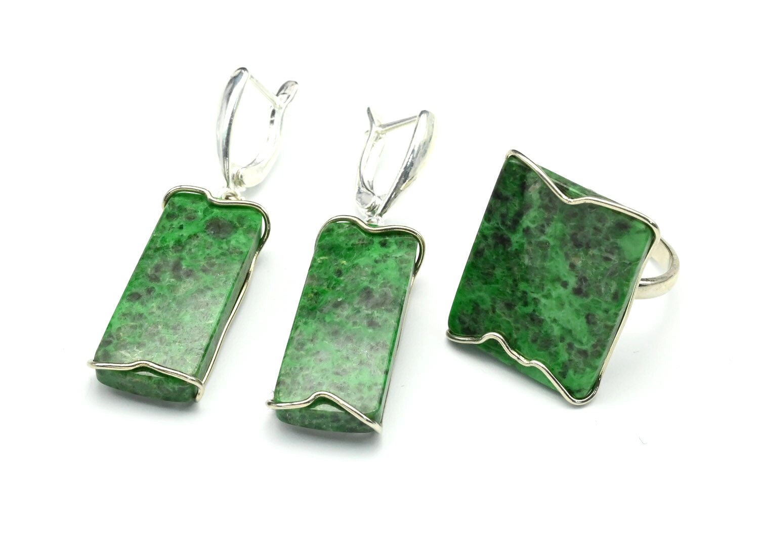 Комплект бижутерии: серьги, кольцо, жадеит