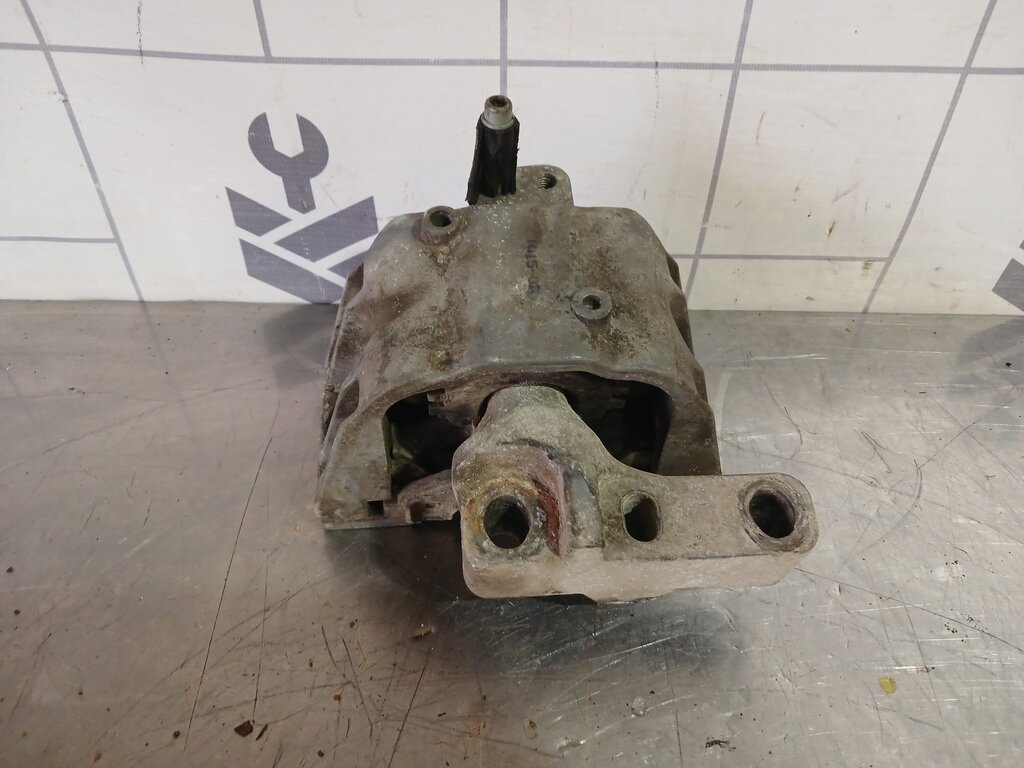 Опора двигателя VW Golf 4 Bora 97-05