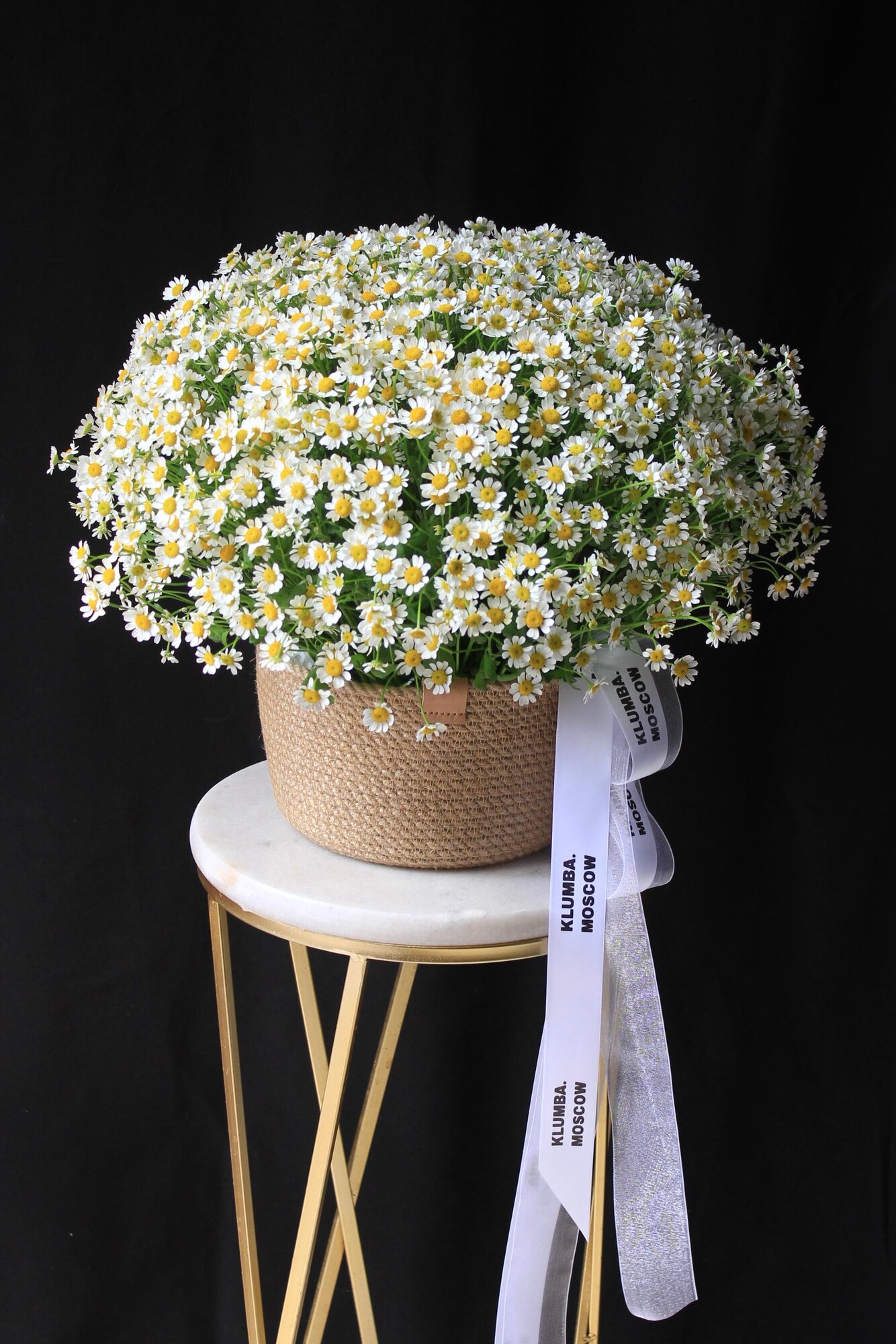 Плетенная Корзина ромашек с лентой от студии цветов KLUMBA.MOSCOW