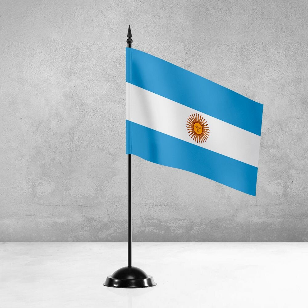 Настольный флаг Аргентины на пластиковой черной подставке