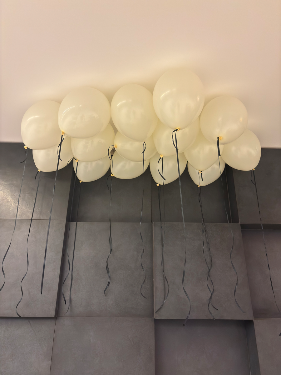 Воздушные шары под потолок, шарики под потолком 15 шт Pinterest айвори с черными лентами