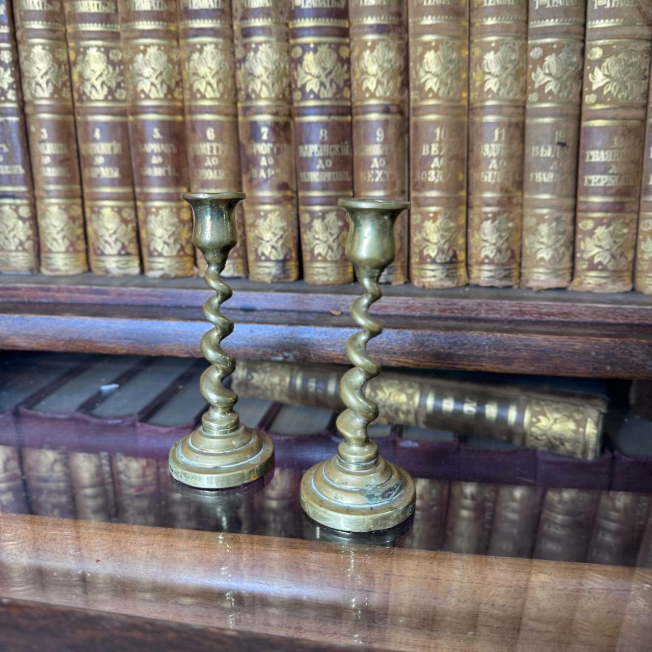 Подсвечник винтажный, пара, Индия, латунь, витая ножка, для свечи диаметром 1.2 см