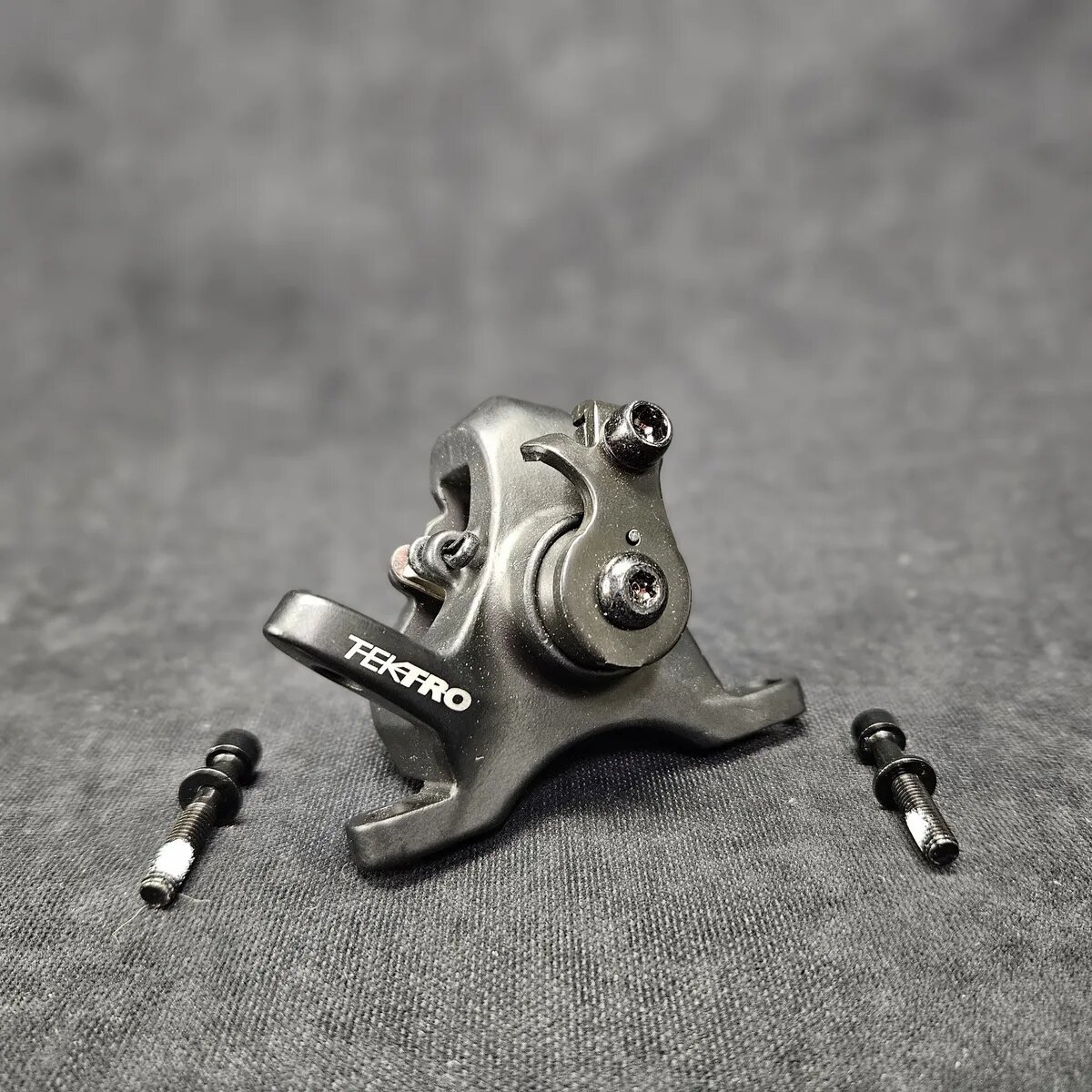 Калипер механический передний MD-C310F, под 160мм диск без адаптера, колодки Shimano B-type, черный