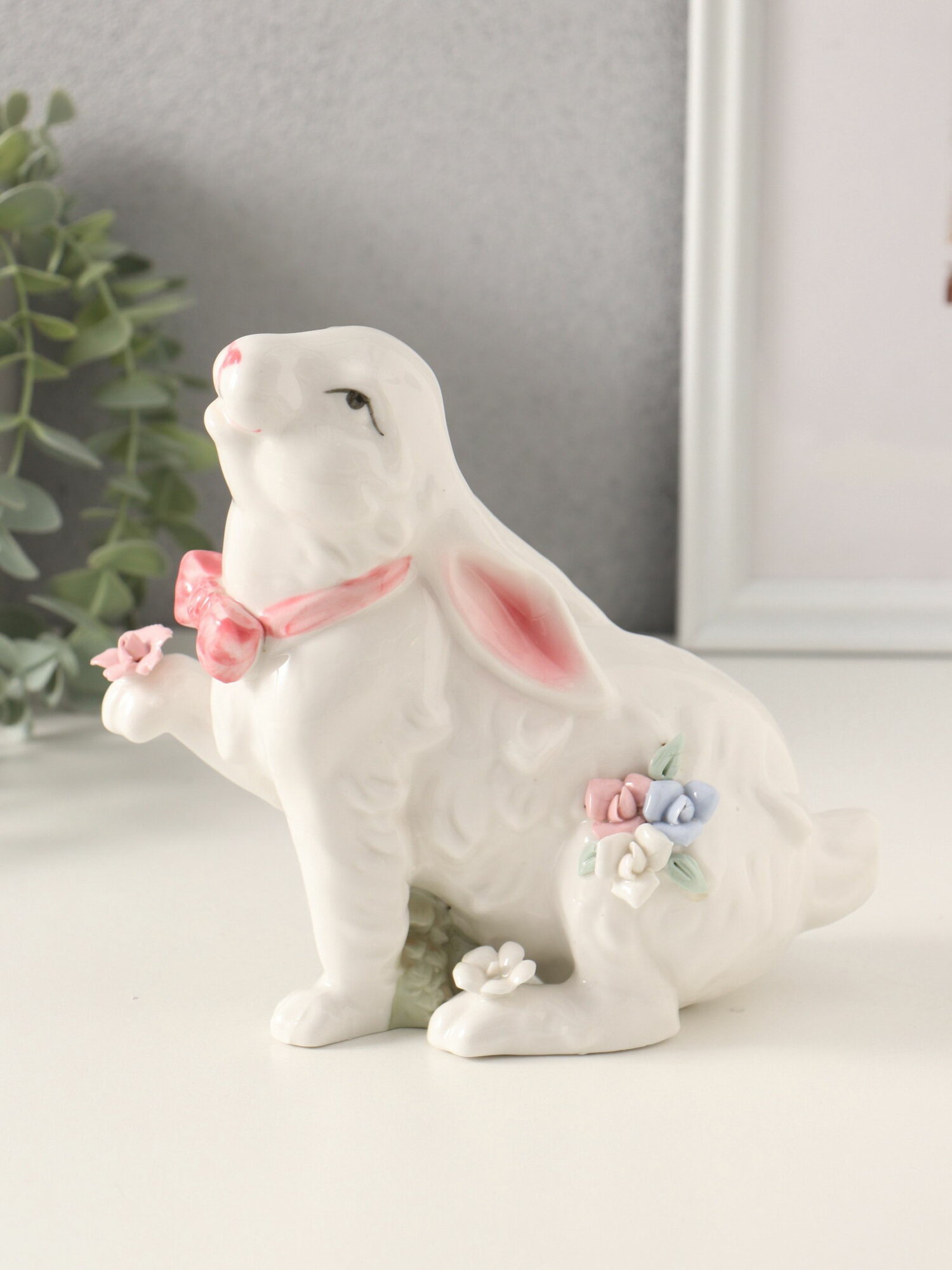 Фигурка керамика "Белый кролик с розовым бантом и розочками", 17.5x9.5x16 см