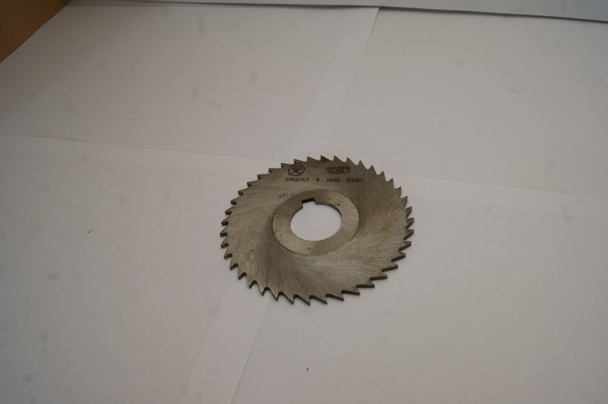 Фреза отрезная дисковая по металлу 100х2.5х27мм. z 40 Р6М5 СССР со шпонкой