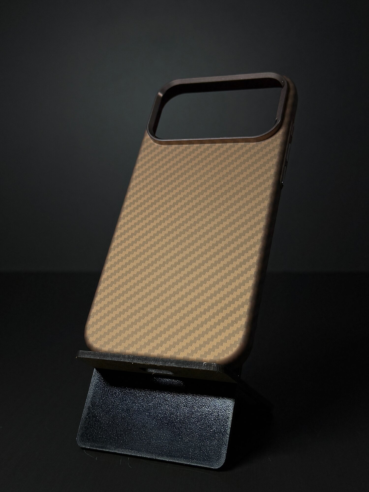 Чехол Айфон 17 Про Макс / чехол iPhone 17 Pro Max с MagSafe LUXO Life+, коричнево-бронзовый, карбоновый