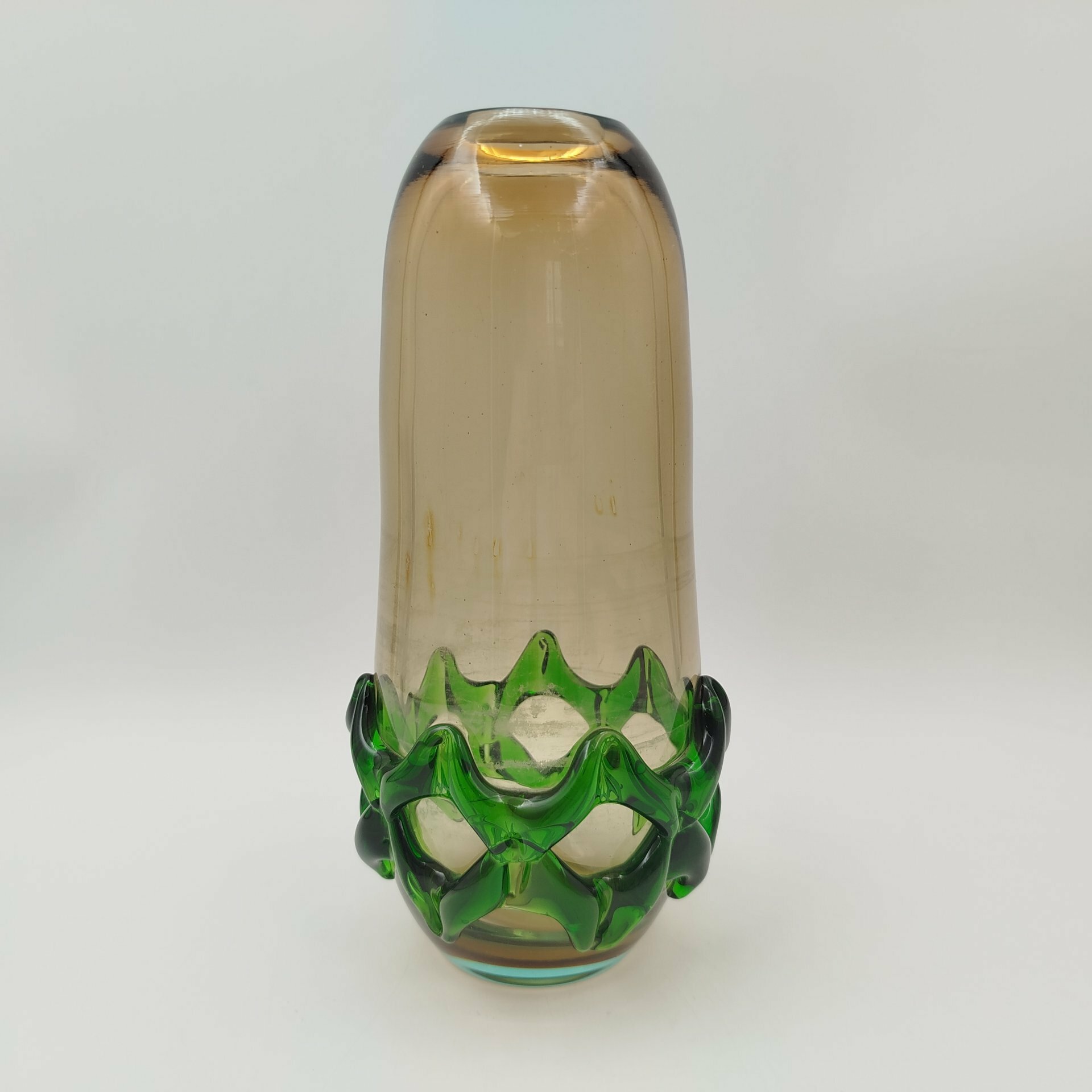 Ваза "Соната" янтарного оттенка с волнообразными зелеными налепами на тулове