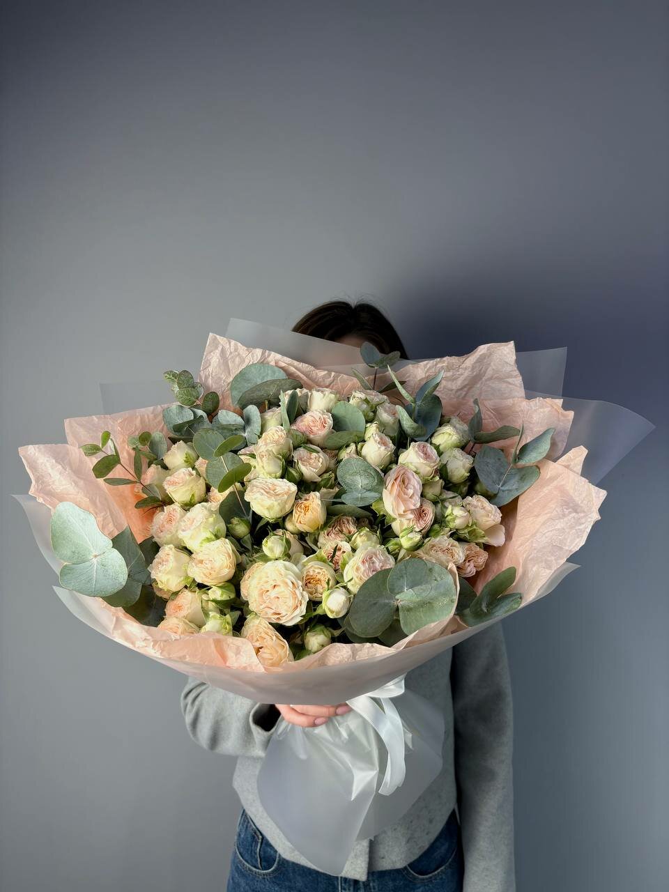 WEST FLORA Букет «Нежная симфония» из кустовых роз и эвкалипта