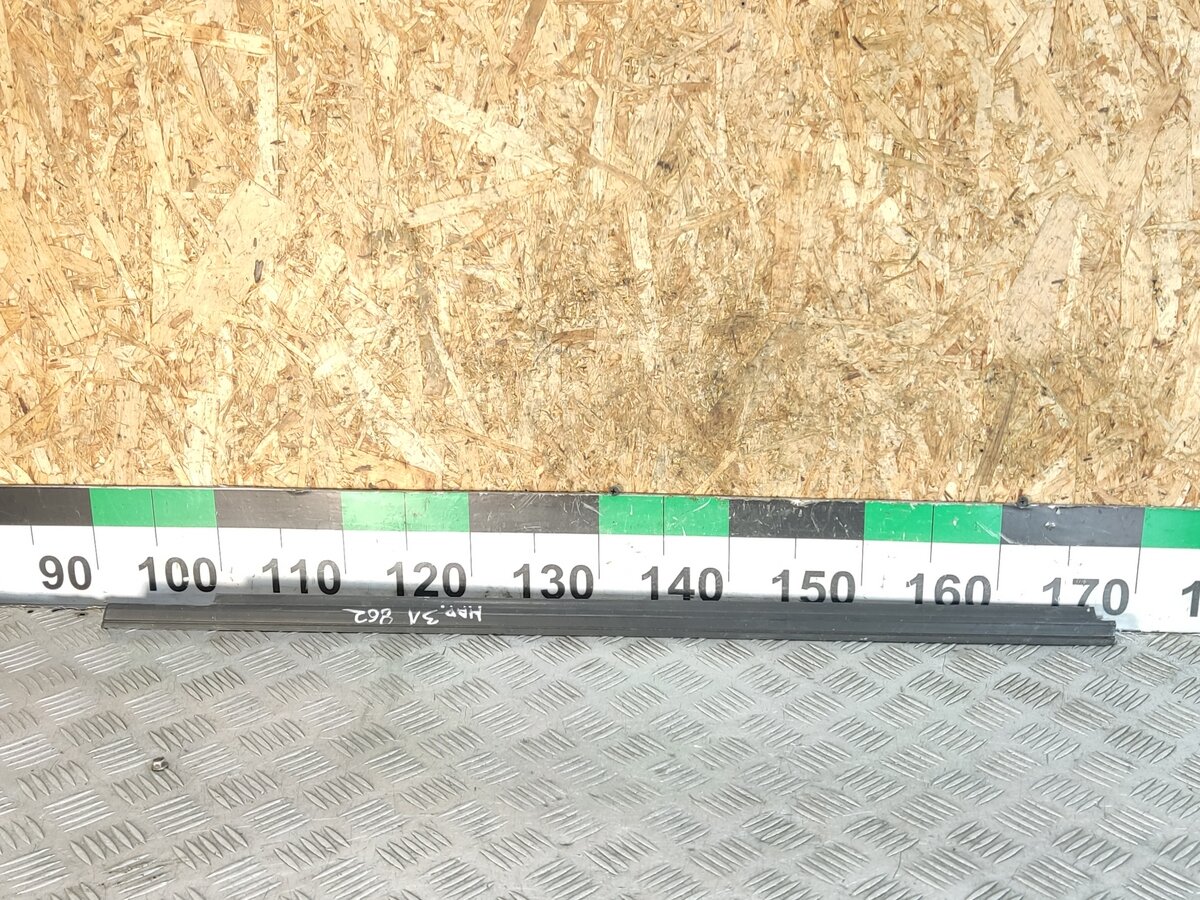 Молдинг стекла двери левой задней FORD Focus 1998-2005 1317127