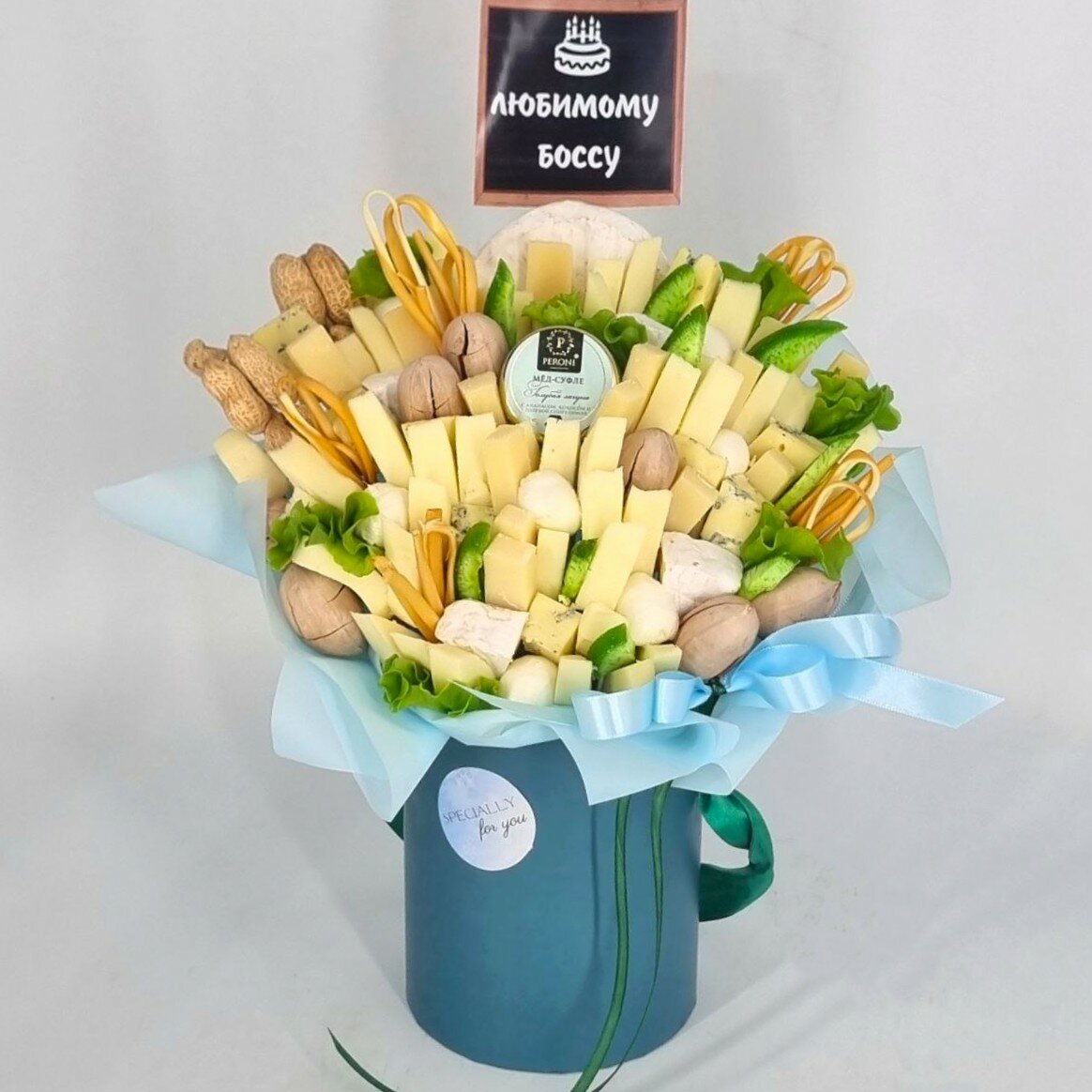 Подарок руководителю "Любимому боссу" сырный букет с орехами и сухофруктами. Букет из сыра