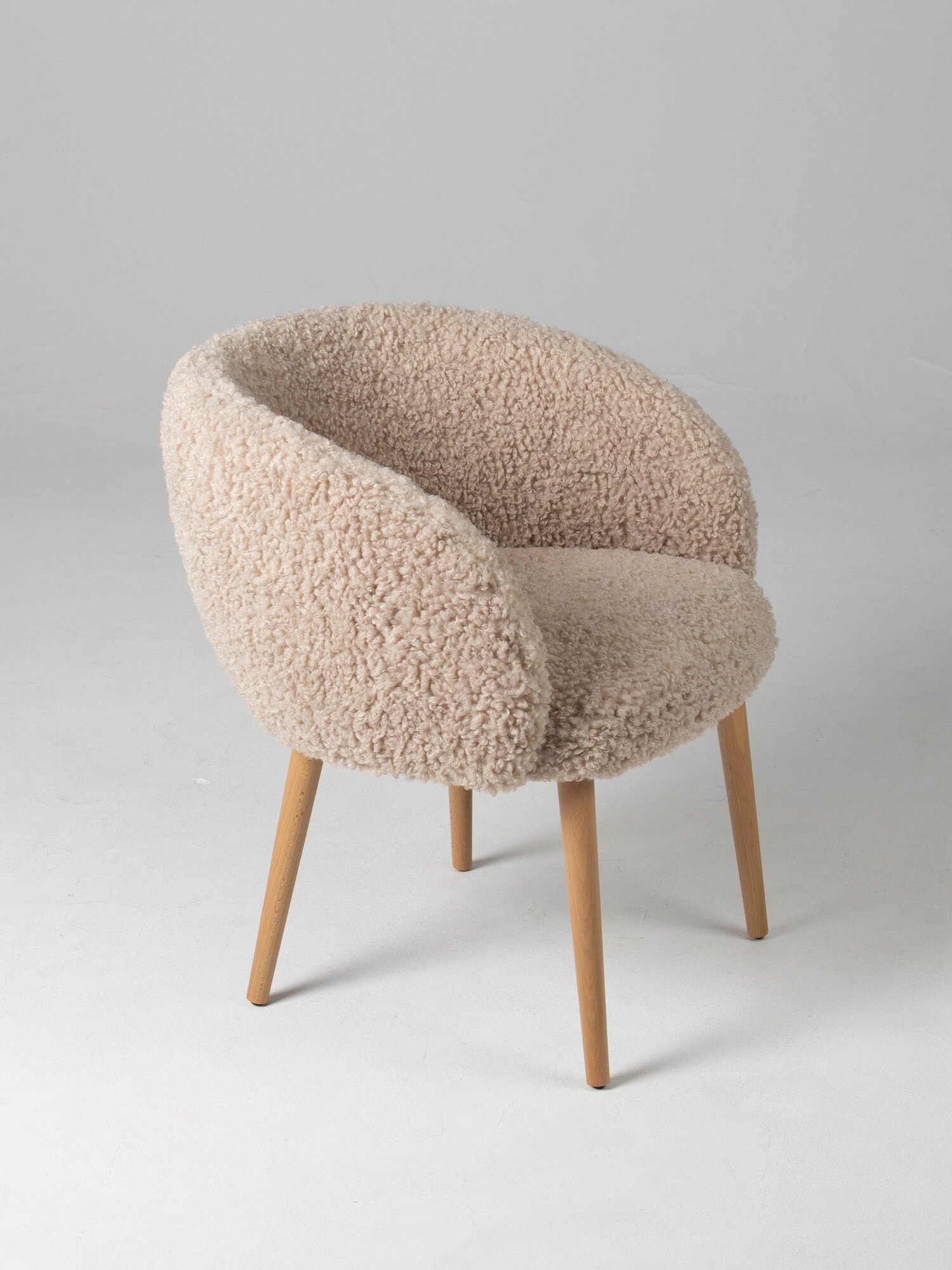 Кресло дизайнерское мягкое HOLLY, светло-коричневый, ножки массив бука цвет натуральный