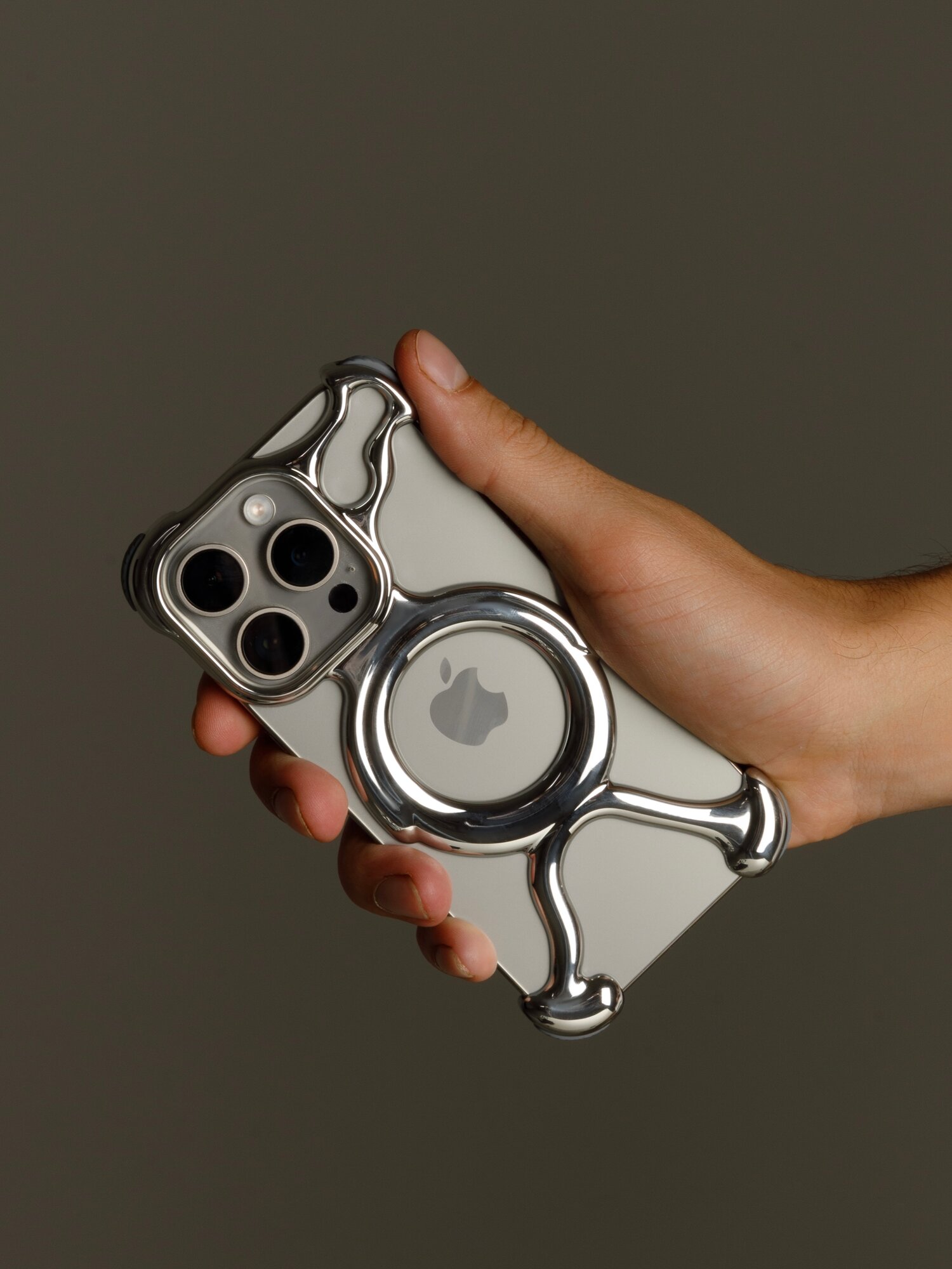 Чехол металлического цвета на iphone 16 pro c фигурным вырезом.