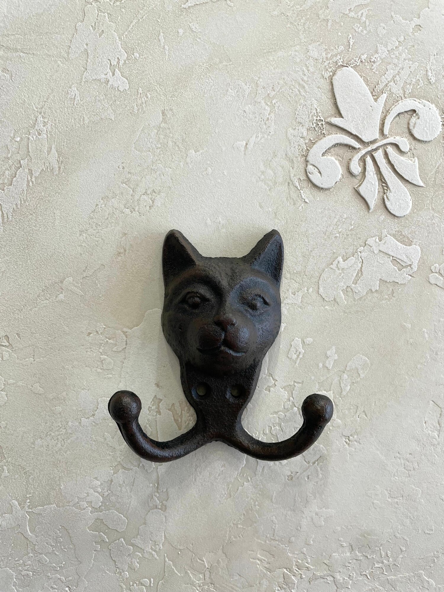 Крючок вешалка чугунная Котик