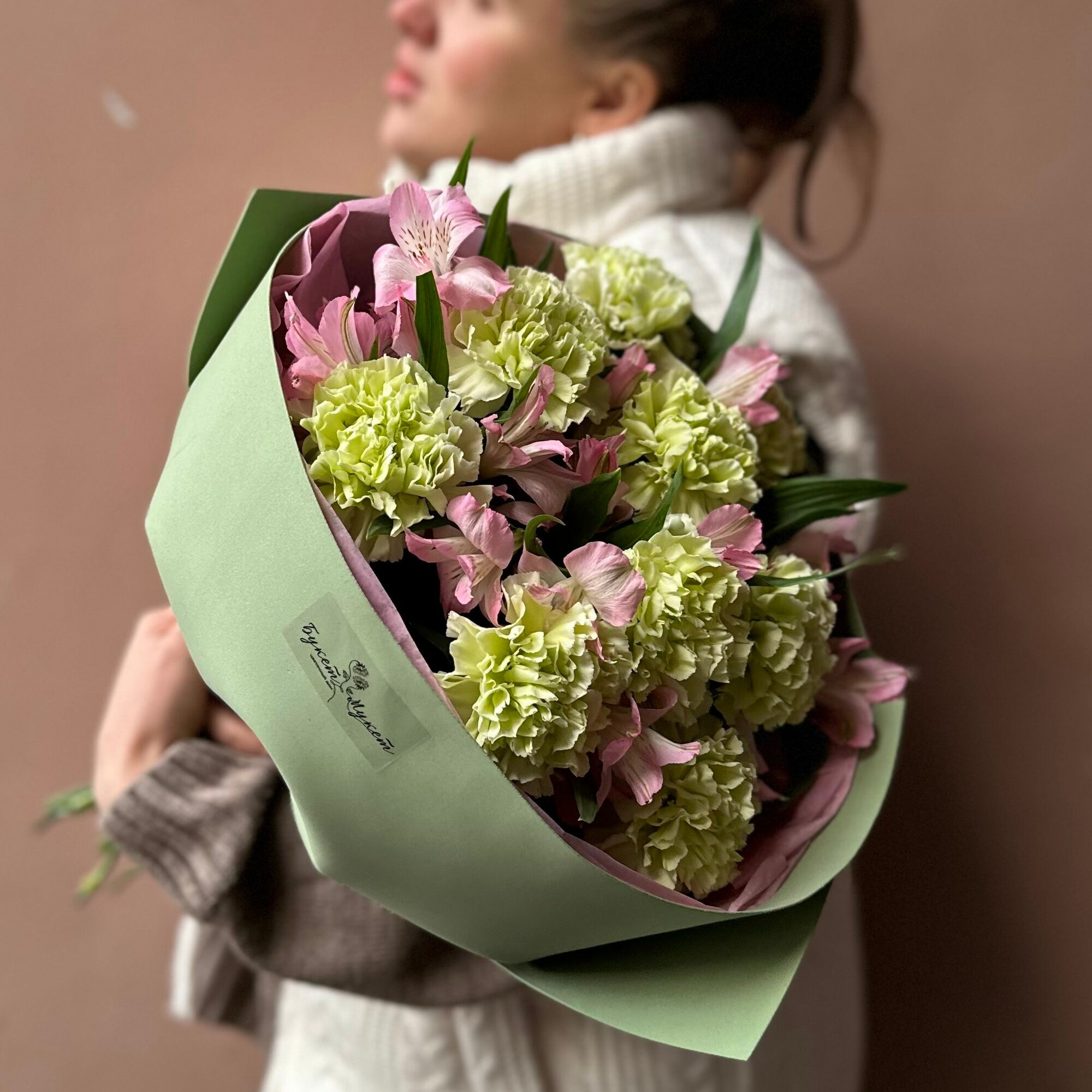 Букет цветов "Готланд" (свежая, розовая альстромерия, зеленые диантусы)
