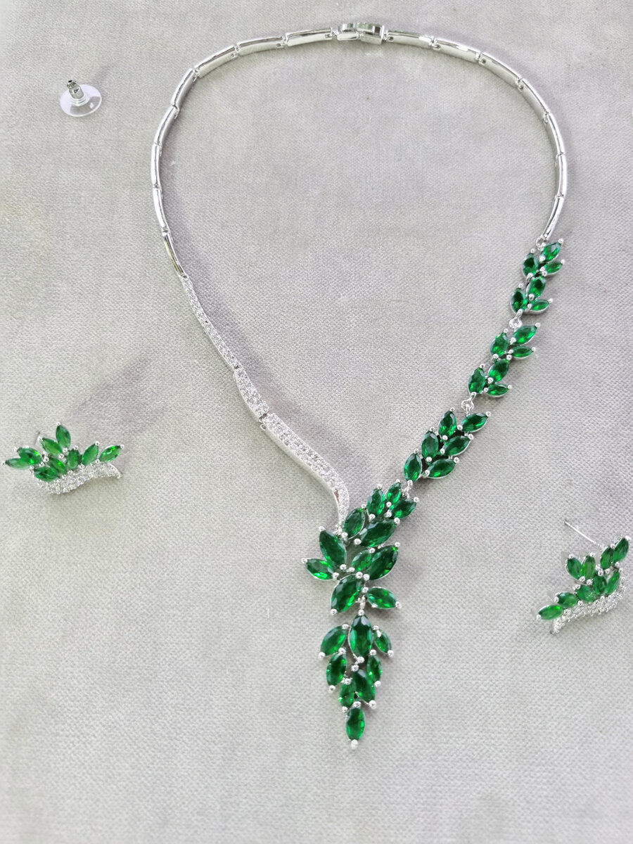 Комплект бижутерии: серьги, колье