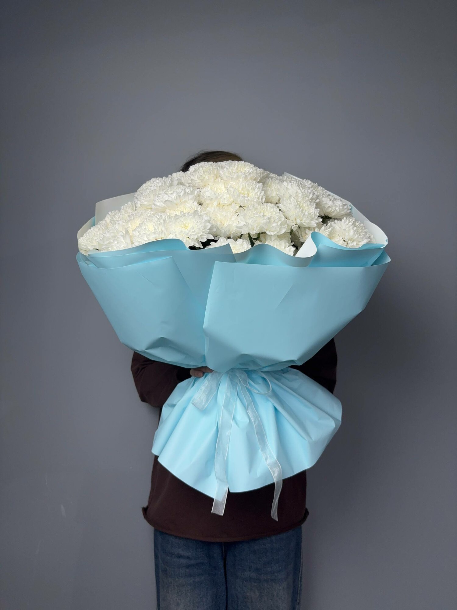 FRESH FLORA Белоснежный вальс: пышный букет из 25 кустовых хризантем – купить с доставкой