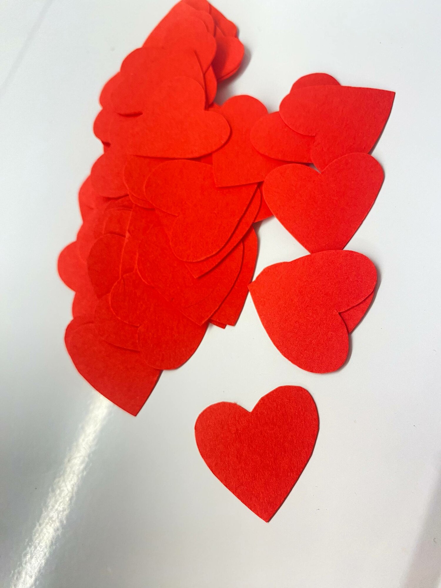 Сердечки красные из картона конфетти 3 см 50 г ко Дню Влюбленных, к Свадьбе, на вечеринку