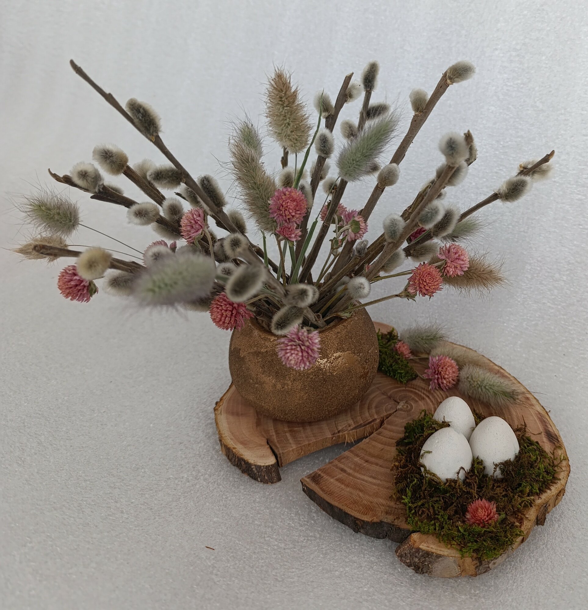 Декор. Стильная композиция с вербой, сухоцветами и мхом на спиле дерева