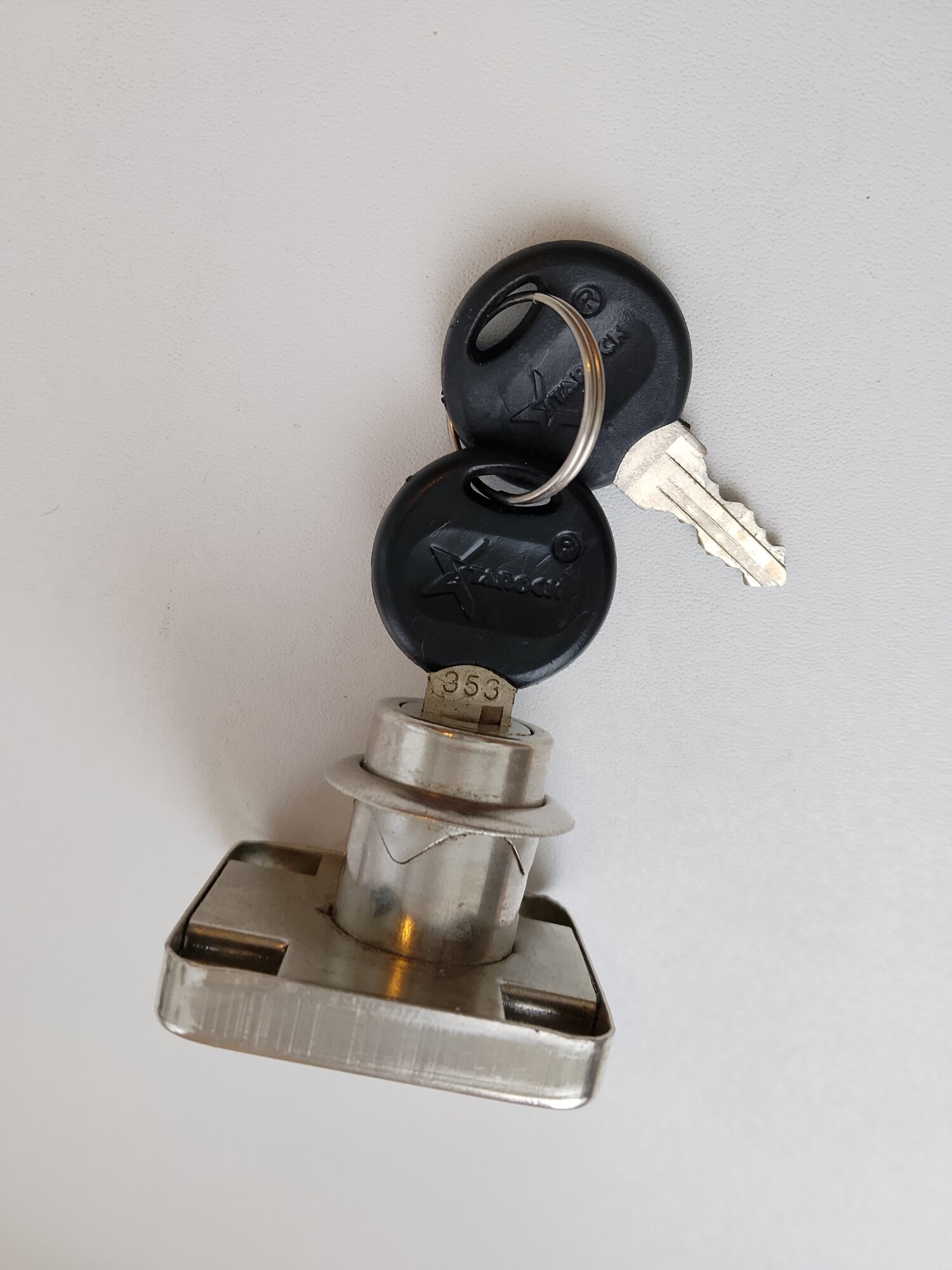 Замок мебельный 2 ключа, накладной, с хромированным покрытием.