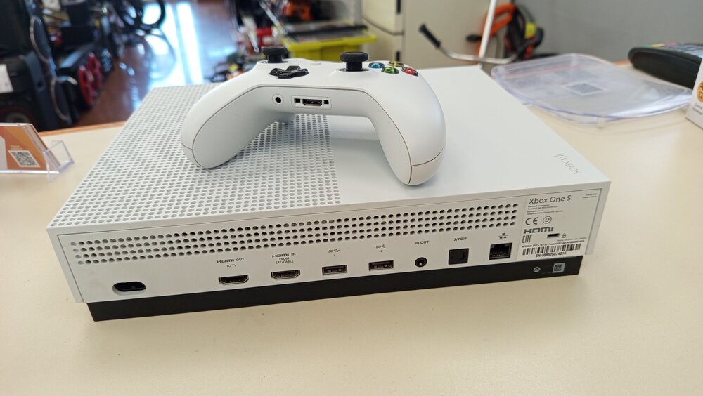 Игровая приставка Microsoft Xbox One S, Blu-ray, 500GB, белый + геймпад