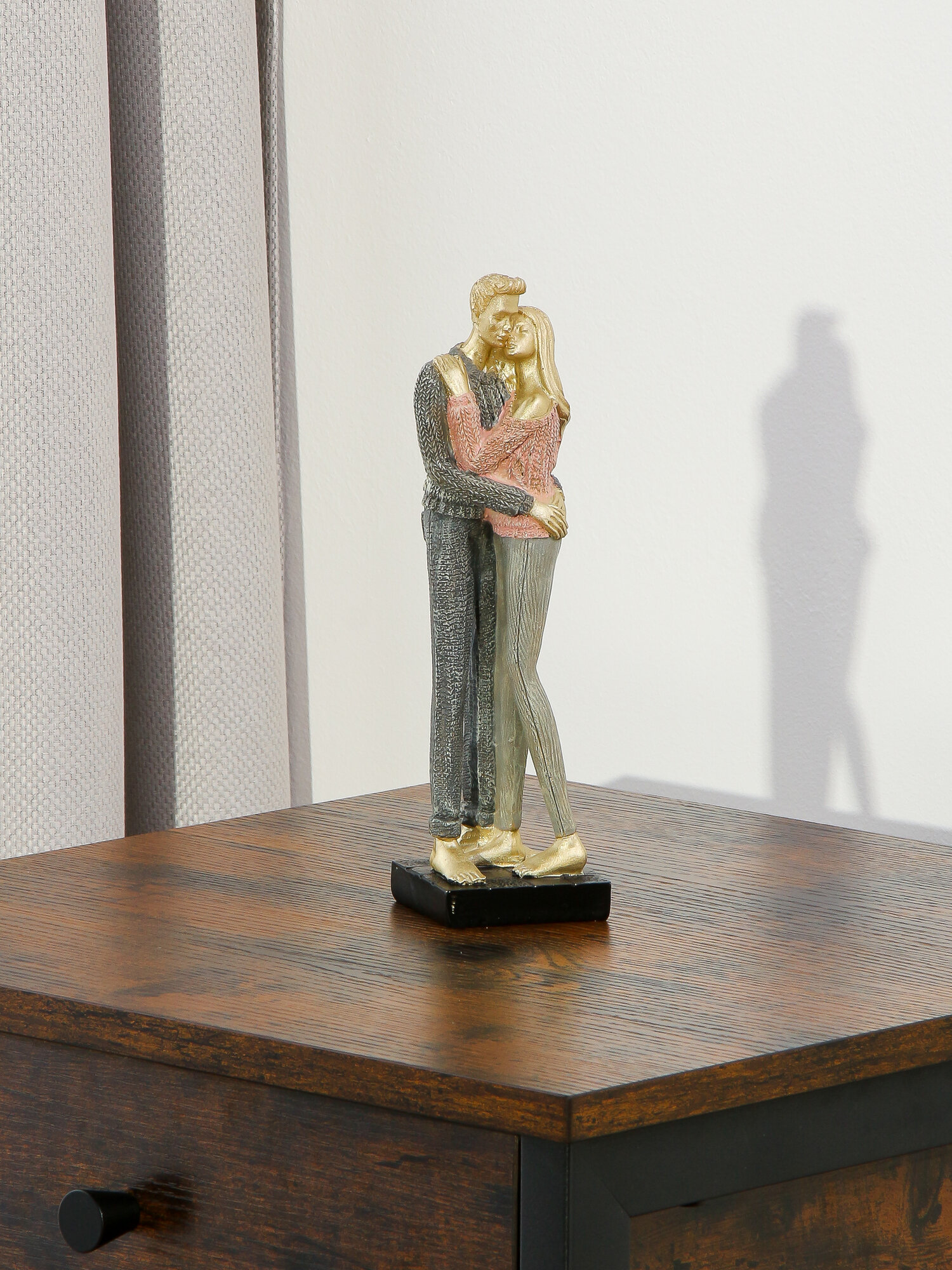 Декоративная фигурка Влюбленные из полистоуна для интерьера, золотая статуэтка, подарок на свадьбу, 21.5 см.