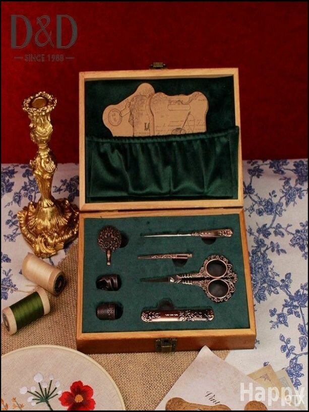 Эксклюзивный набор для шитья в ретро стиле, включающий 10 предметов с ножницами и аксессуарами для кройки и рукоделия, оригинально упакован в деревянную коробку