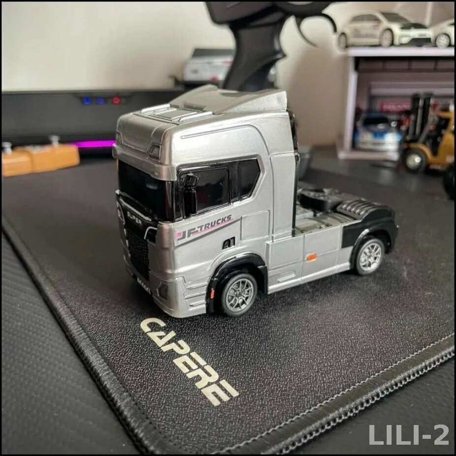 Эксклюзивная радиоуправляемая модель грузовика в масштабе 1:43, оснащенная гироскопом и системой полного привода для реалистичного дрифта