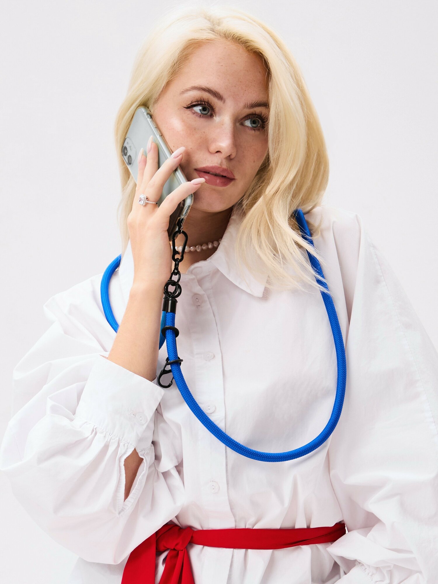 Веревка шнурок для телефона с двумя вкладышами держателями в комплекте