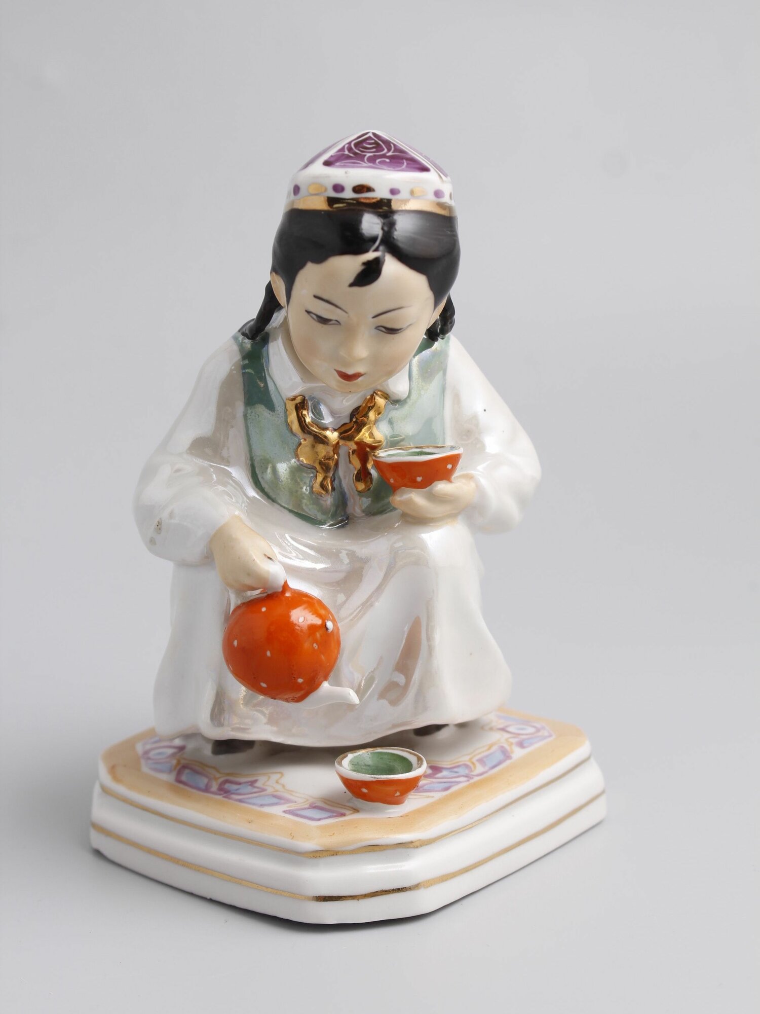 Антикварная статуэтка "Узбечка с чайником", фарфор, надглазурная полихромная роспись, позолота, Дулево, 1958 г.