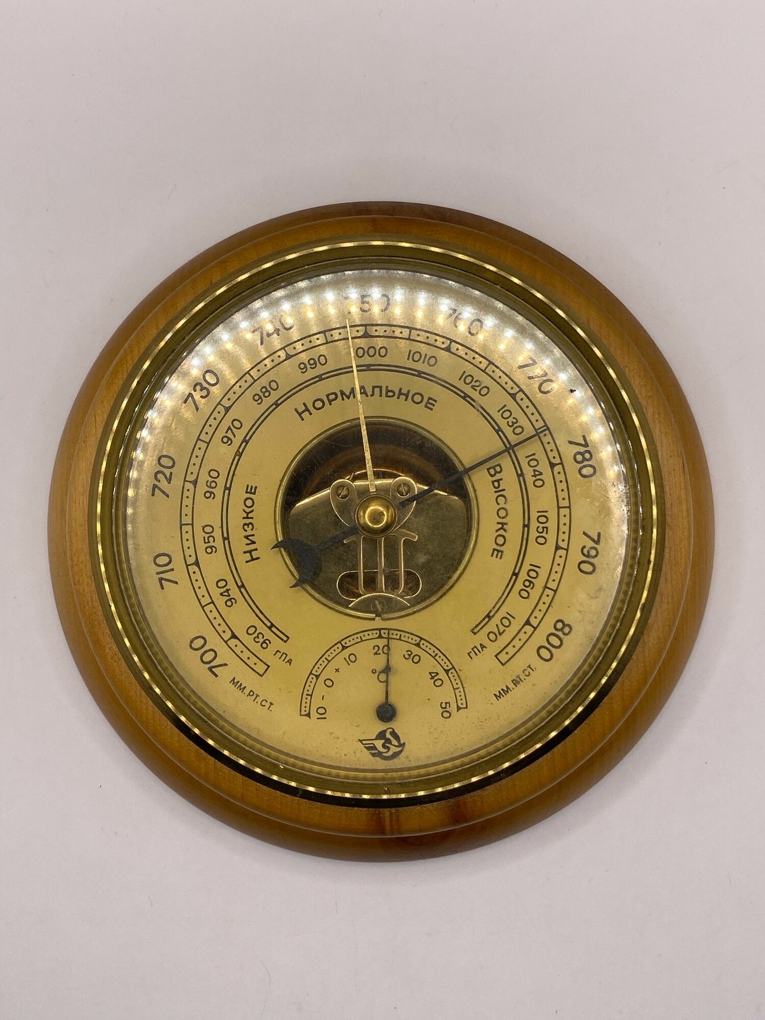 Барометр "Утес" Корпус: Дерево, латунь. Стекло: пластик. Диаметр: 17.5 см.