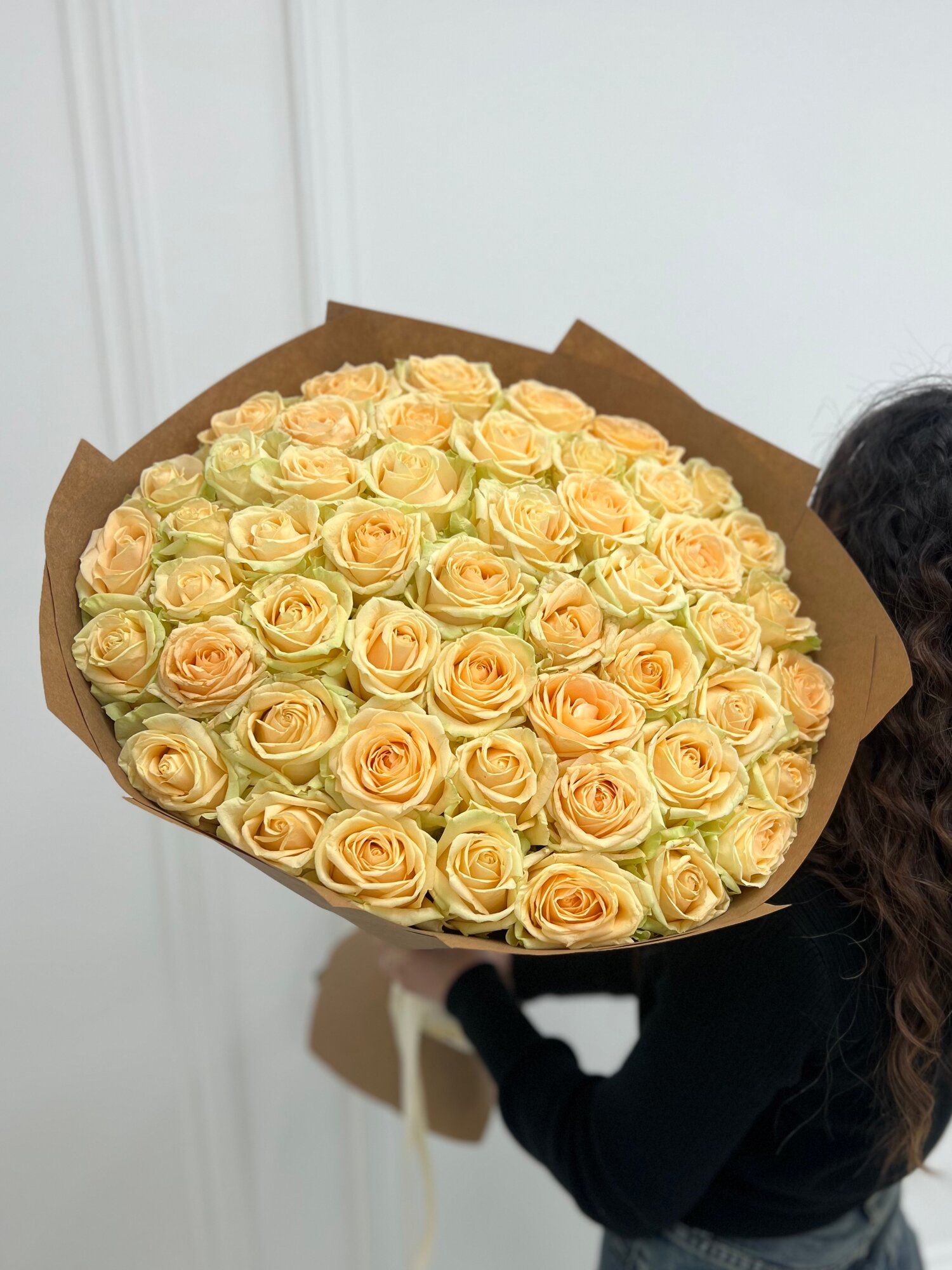 Гламелия цветы «Персиковая лавина»: 51 роза Peach Avalanche в крафте – купить свежие цветы с доставкой в Москве
