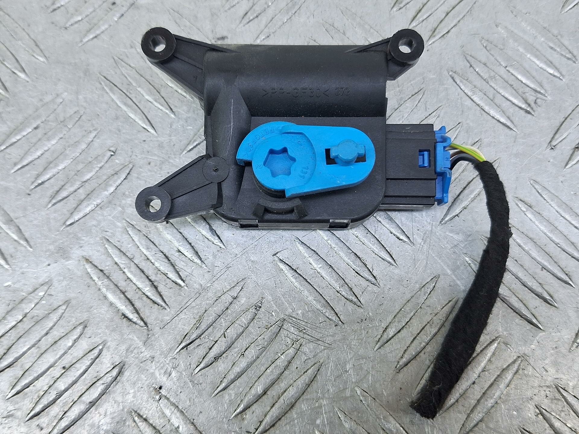 Моторчик заслонки печки Volkswagen Golf 6 2012 1K1907511E