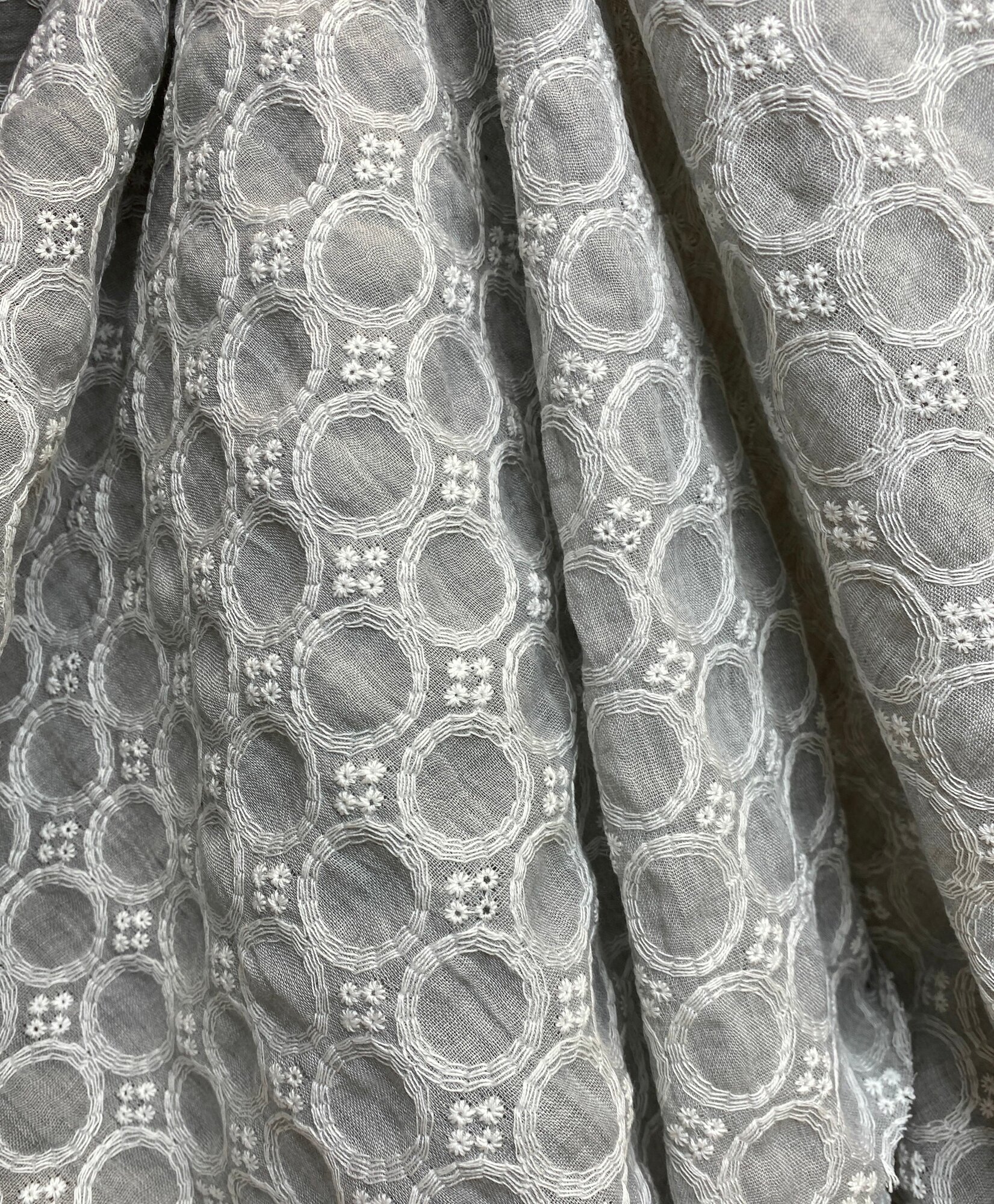 Ткань Батист натуральный хлопок 100%с вышивкой (Италия) ш-140см цена за 1м