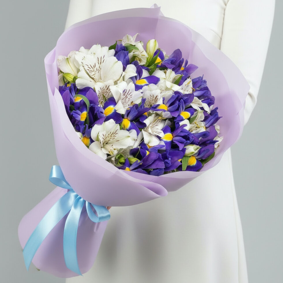 Дуо-букет Мегацвет24 "Альстромерии и ирисы", белый/синий, размер M, дизайнерская упаковка