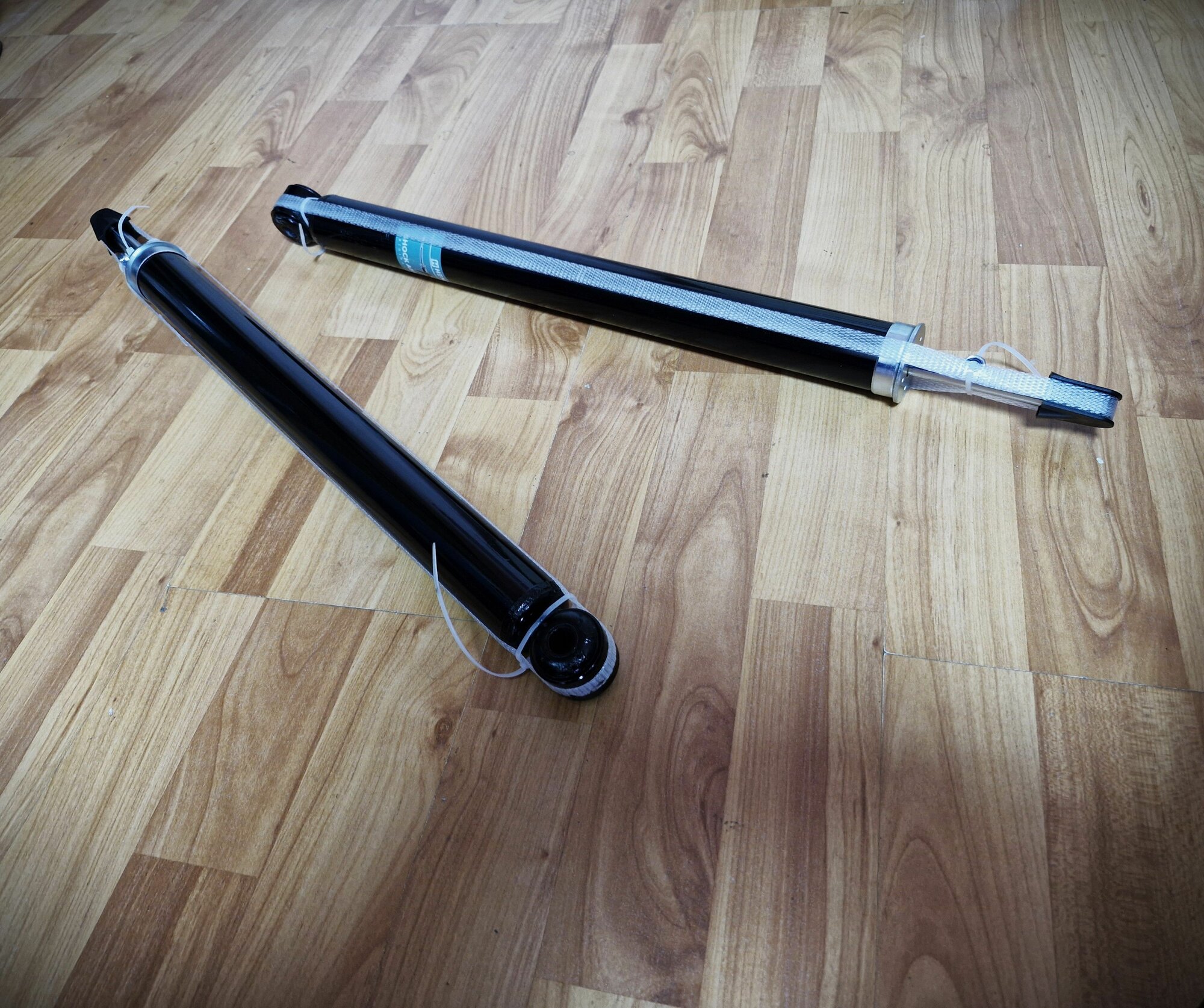 Амортизаторы стойки задние (2 шт.) на Форд Фокус 2, C-Max, Мазда 3, Вольво C30 S40 V50