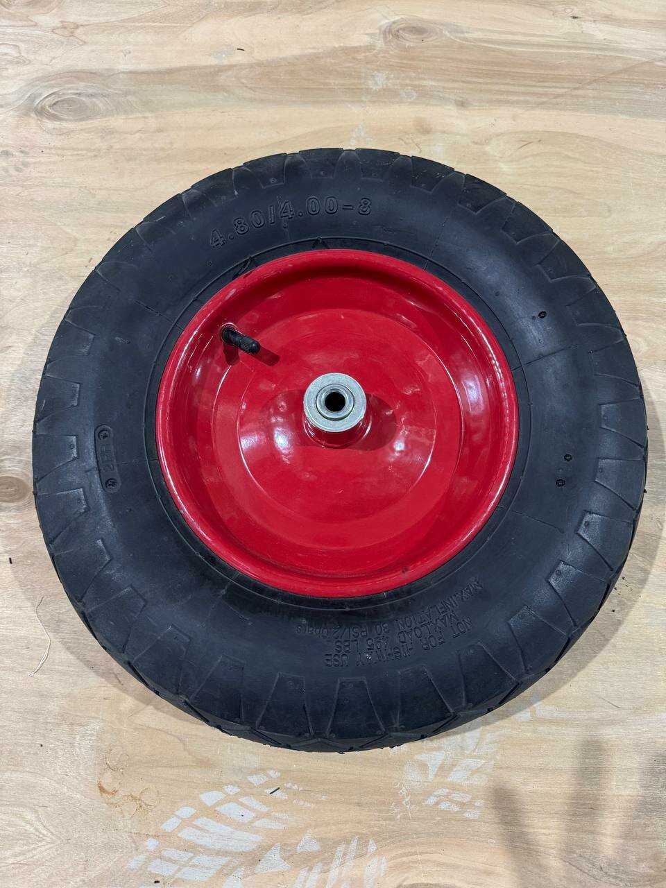 Колесо для тачки PR3001,16*4,00-8 12/100мм пневматическое (без втулки, опорный подшипник) диск сварной, красный