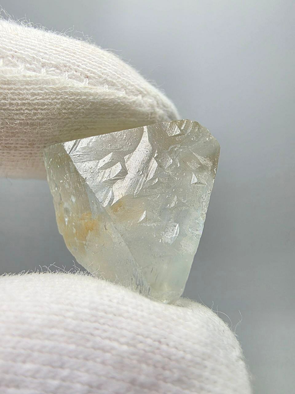 Топаз натуральный (необработанный) 21 мм, 8.32 г.